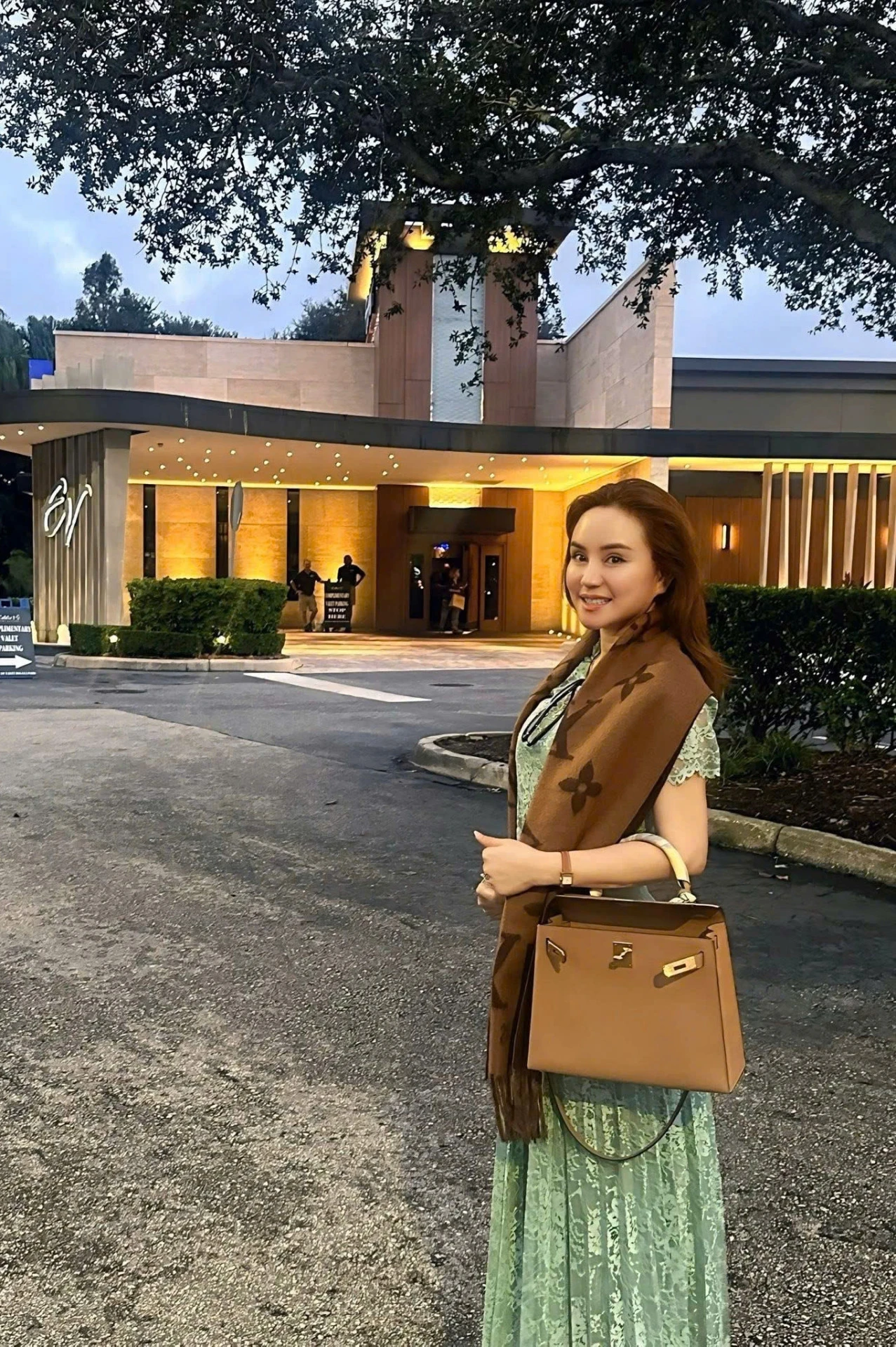 Huyền Lizzie nhận niềm vui bất ngờ, Jennifer Phạm trẻ trung bất chấp ...