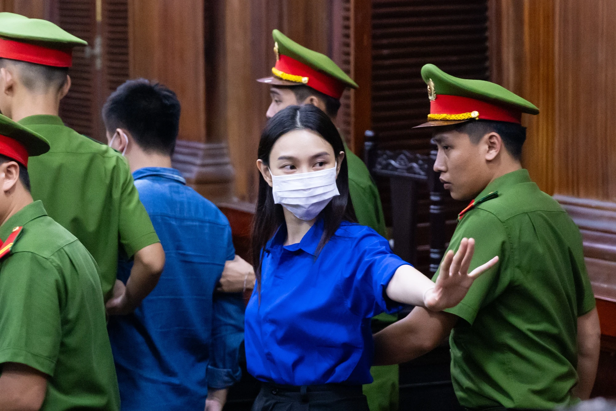 Mẹ Thùy Tiên gục khóc, con gái vẫy tay chào sau khi nghe tòa tuyên án 2 năm tù - Sao việt - Việt ...