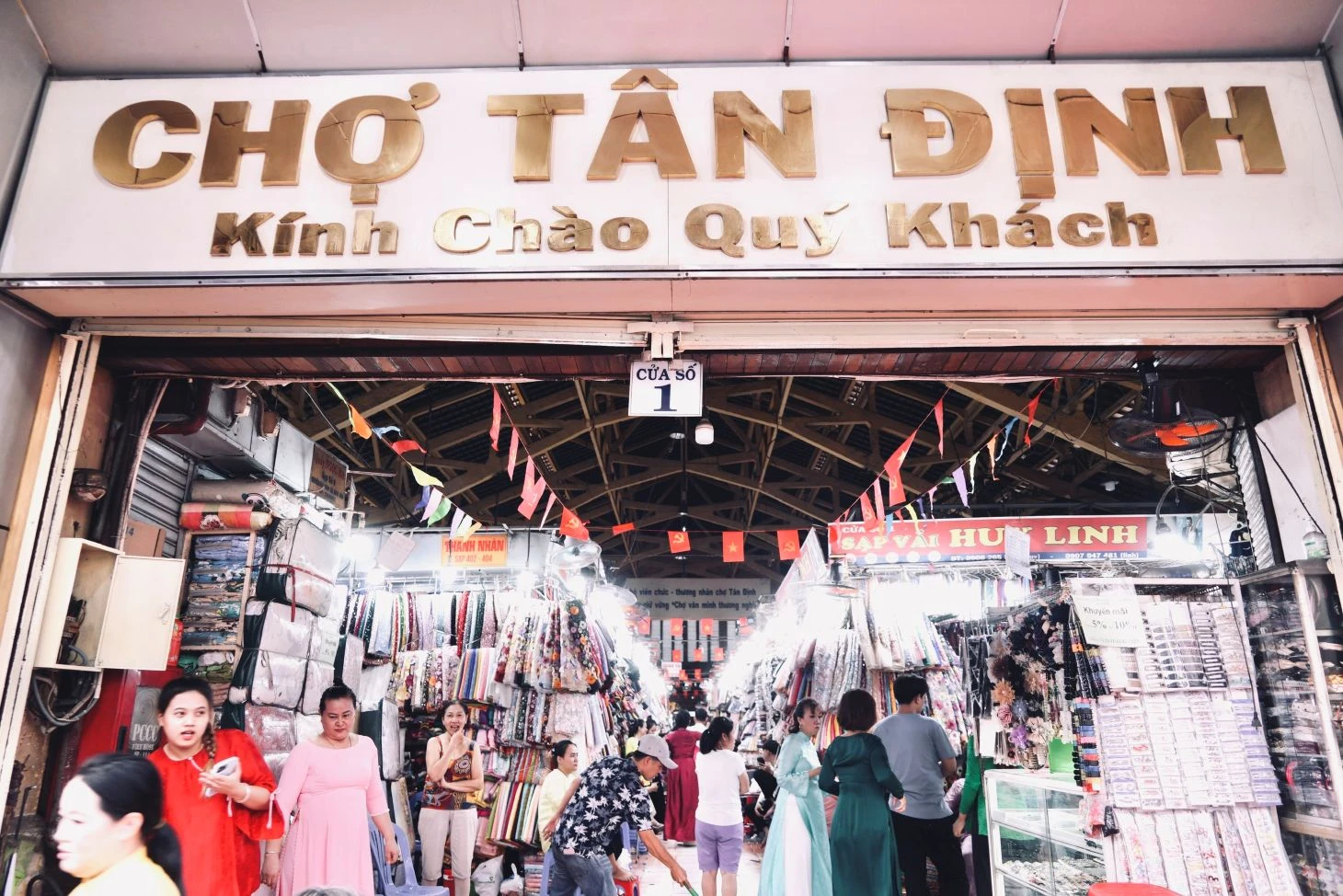 Sắc màu một thế kỷ ở chợ Tân Định, di tích kiến trúc mới được công nhận ...