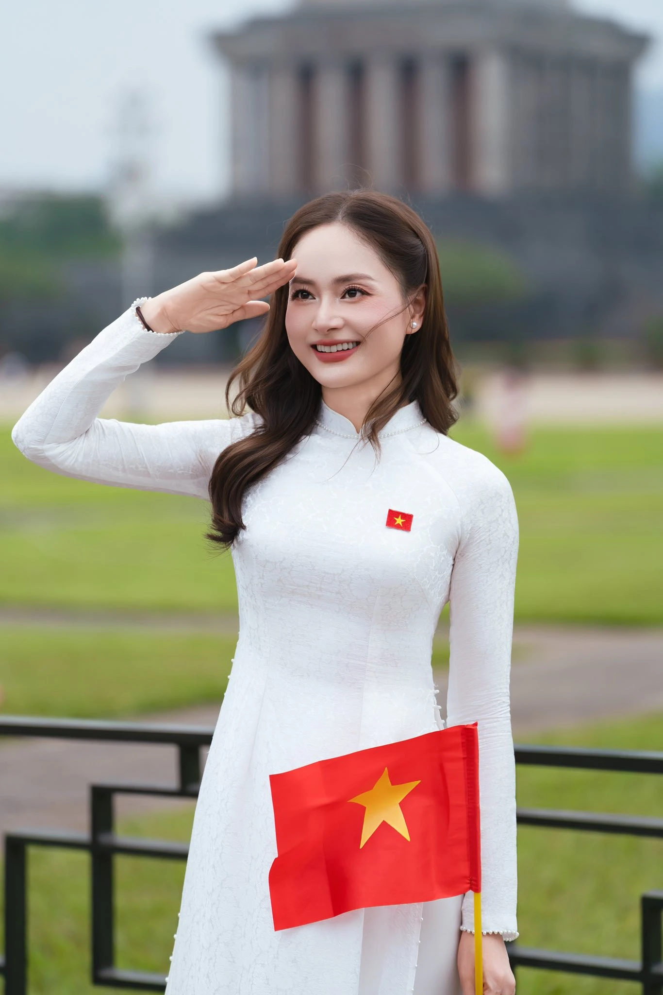 Mỹ Tâm cầm cờ Tổ quốc ở sân bay, Phương Oanh xinh đẹp với áo dài đỏ - Sao việt - Việt Giải Trí