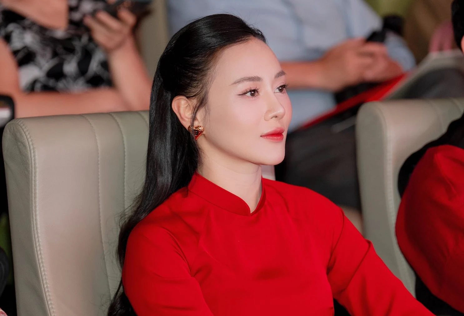 Mỹ Tâm cầm cờ Tổ quốc ở sân bay, Phương Oanh xinh đẹp với áo dài đỏ - Sao việt - Việt Giải Trí