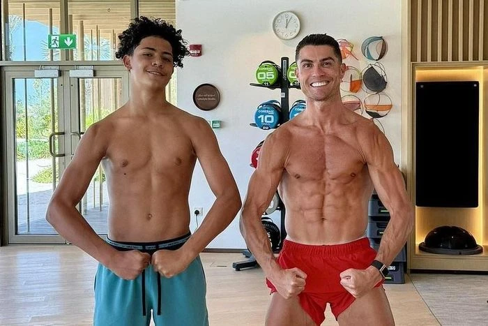 Bức ảnh của cha con Ronaldo viral vì chi tiết lạ - Sao thể thao - Việt Giải Trí