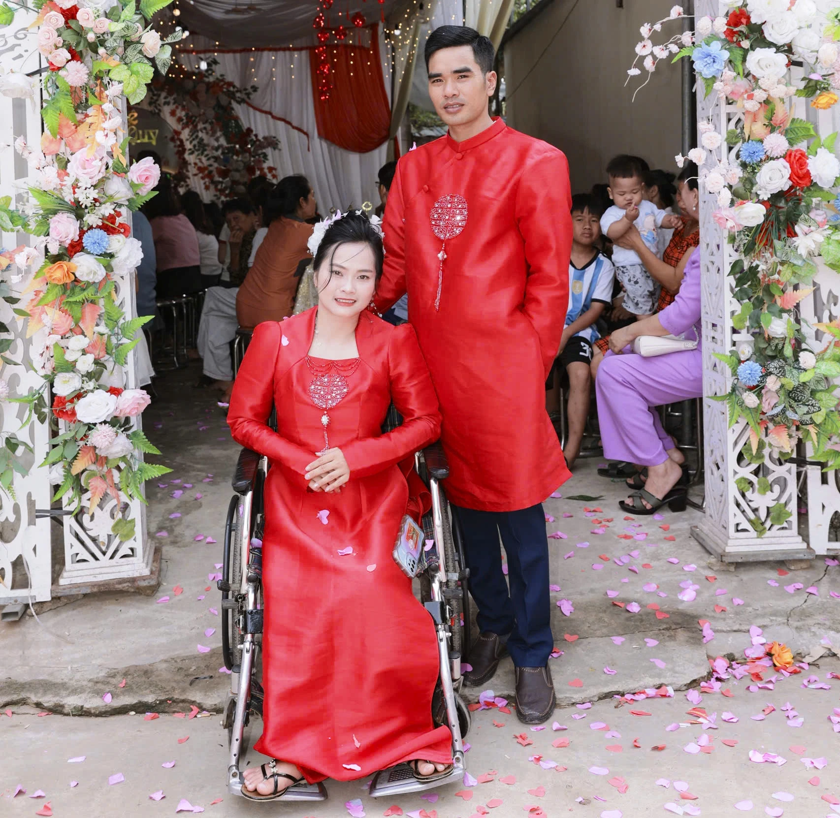 Từ bức ảnh chăn bò trên mạng, chàng trai Ninh Bình tìm cưới cô gái liệt ...