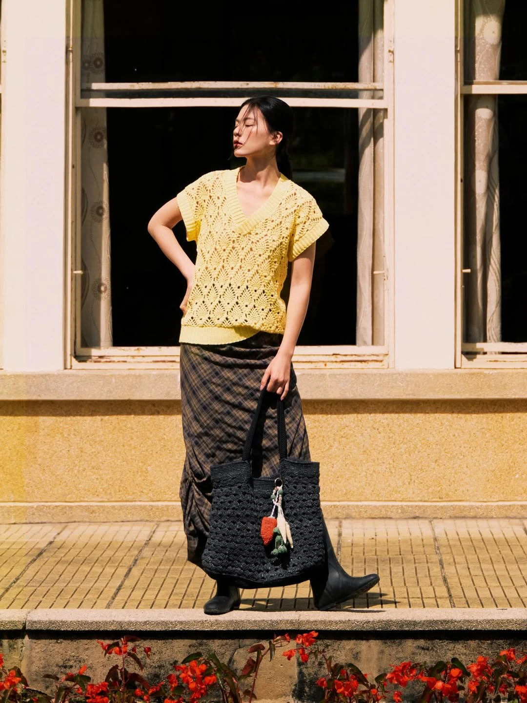 Áo len mặc ngoài váy, diện lúc nào cũng đẹp, dịu dàng mà lại ấm áp ...