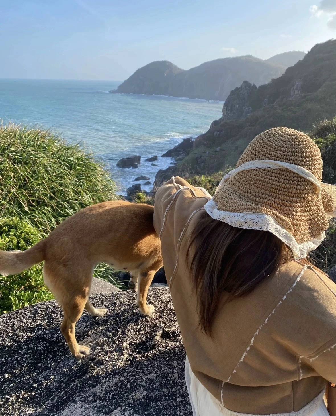 Du khách bất ngờ với tour guide 4 chân tại Mũi Điện - Du lịch - Việt ...