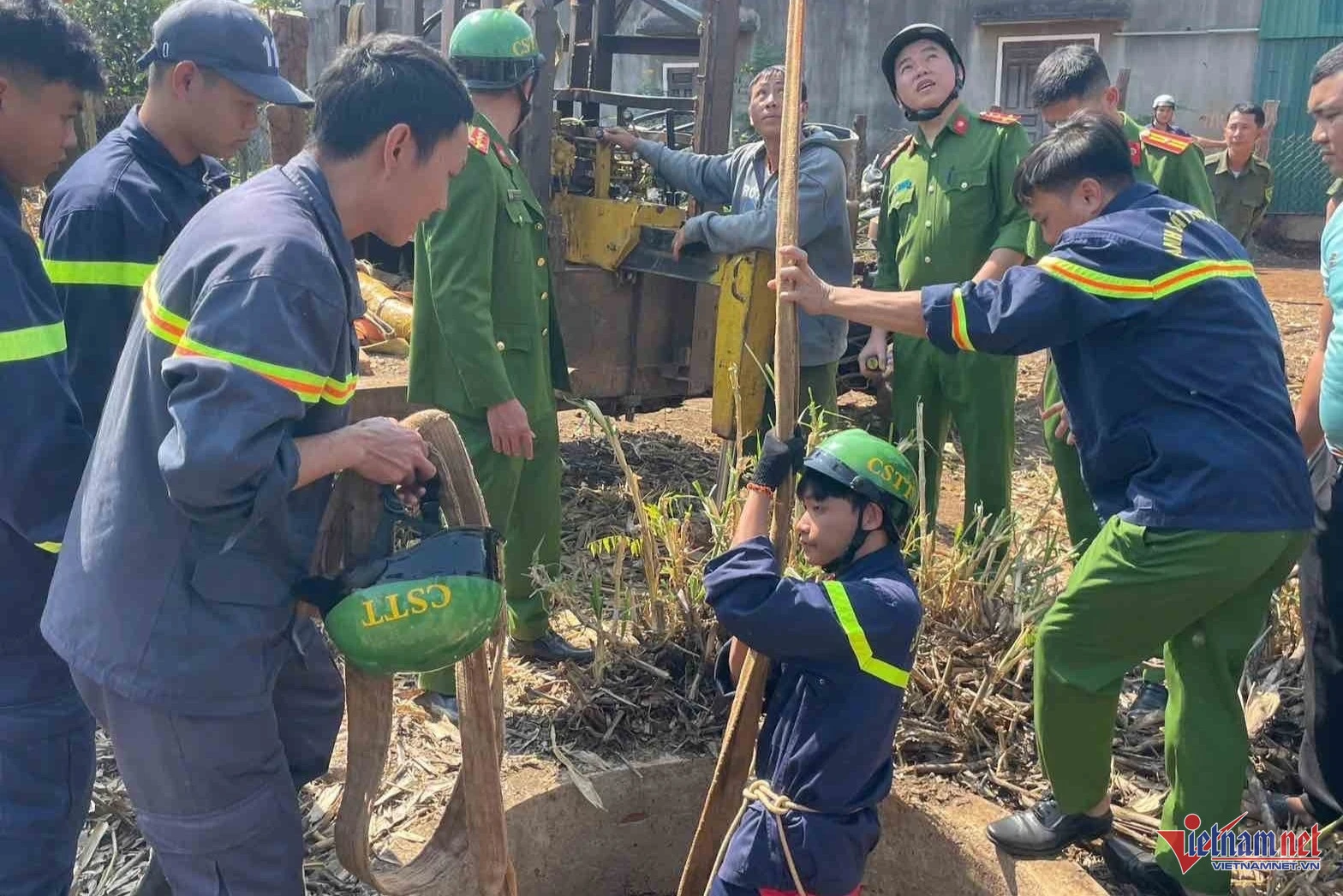 Phút nghẹt thở cứu bé trai rơi xuống giếng sâu 20m - Tin nổi bật - Việt ...