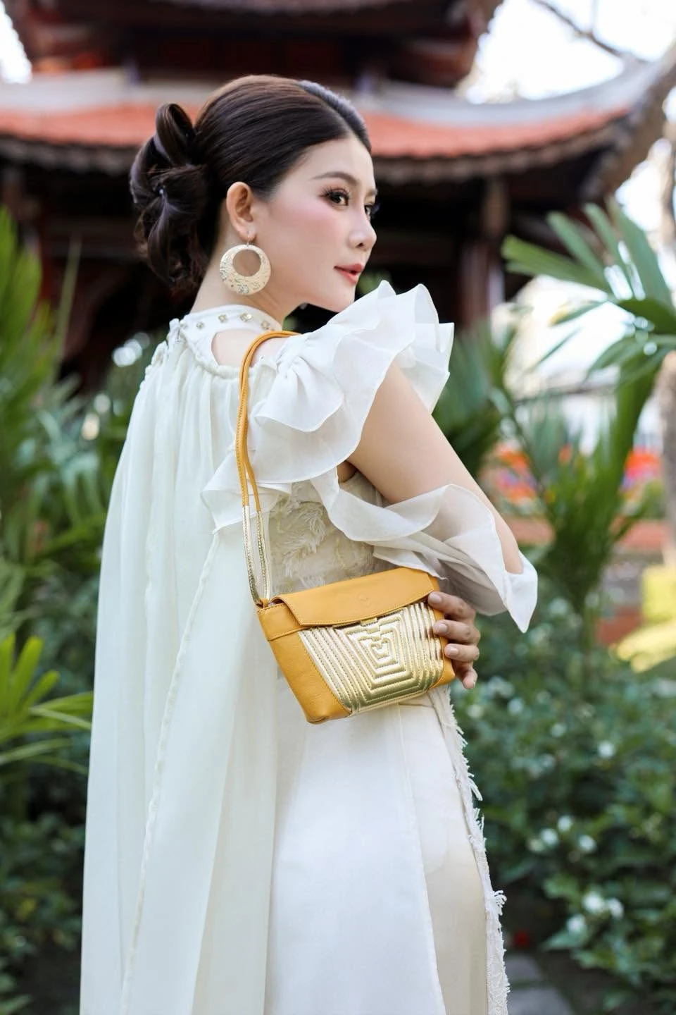 Tôn nét sang, xịn, mịn chỉ với đôi bông tai bản to - Thời trang - Việt ...